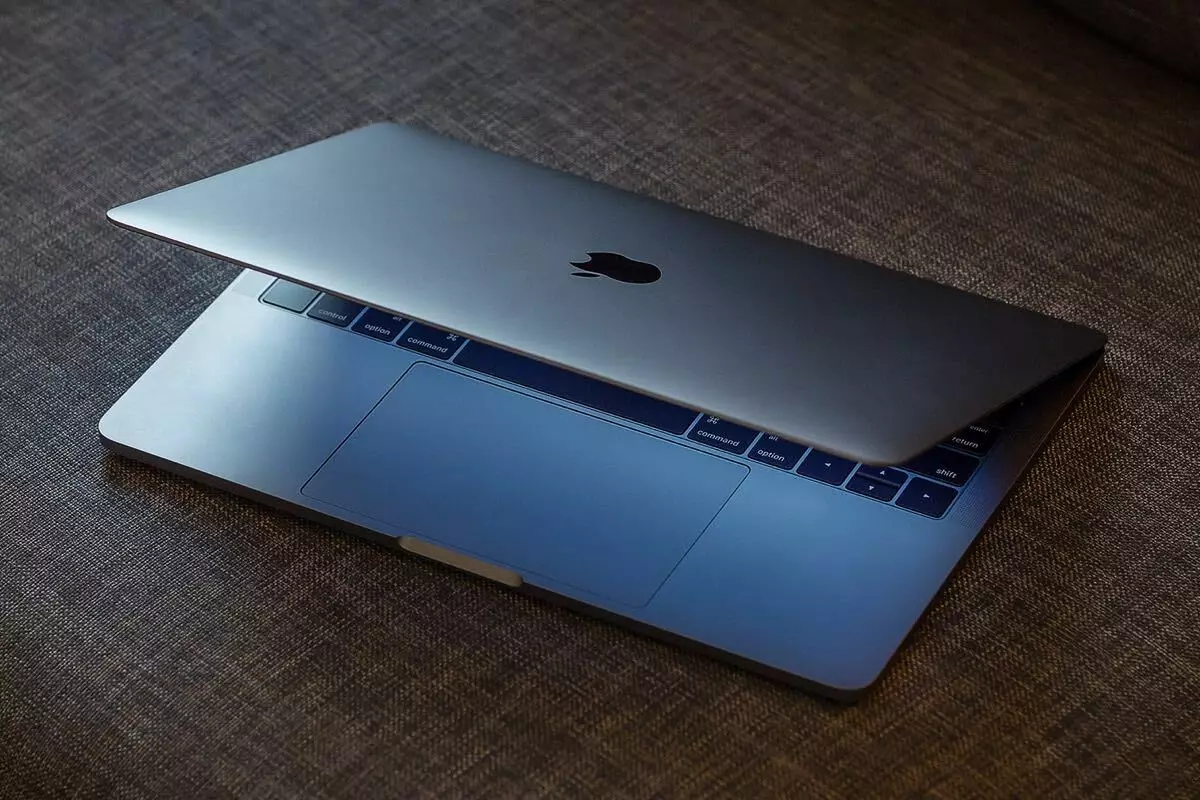 Beidh Apple hiomlán stop a dhíol MacBook Air mbliana