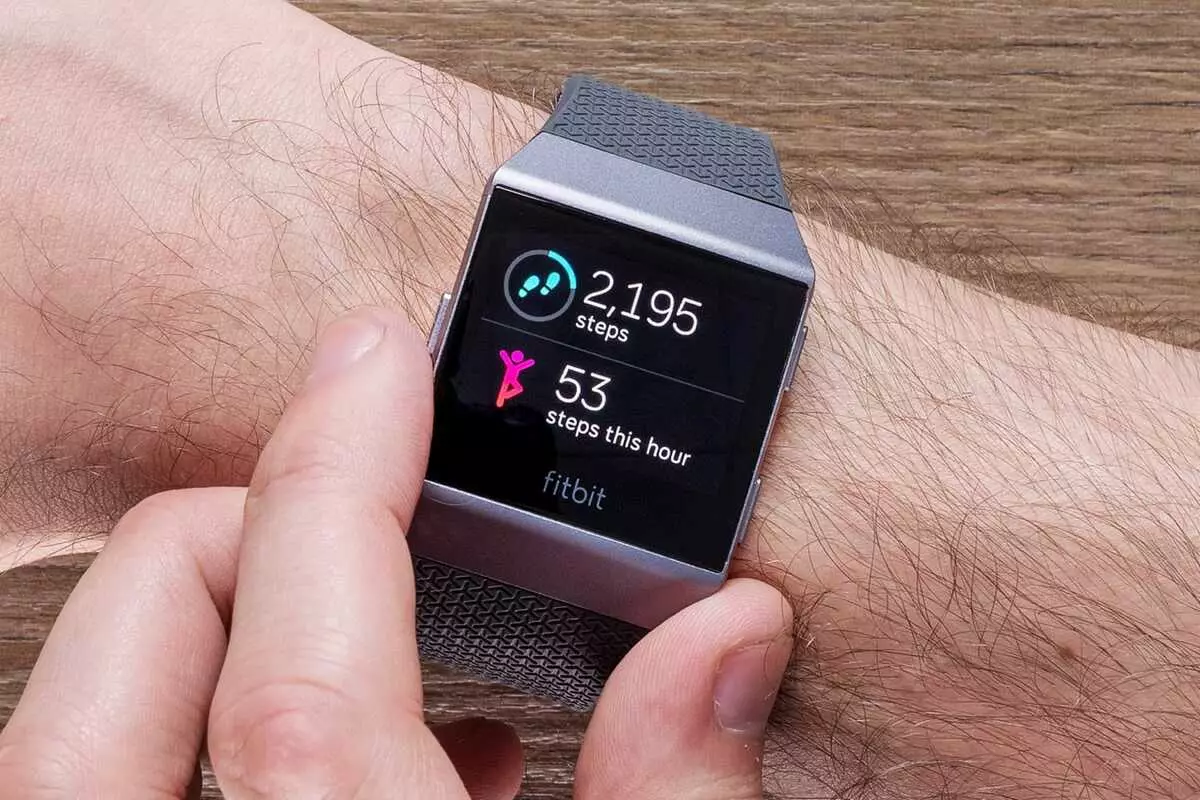 Annonce Fitbit Ionic ionique - Gorgeous Smart Watches, conçue pour remplacer Apple Watch