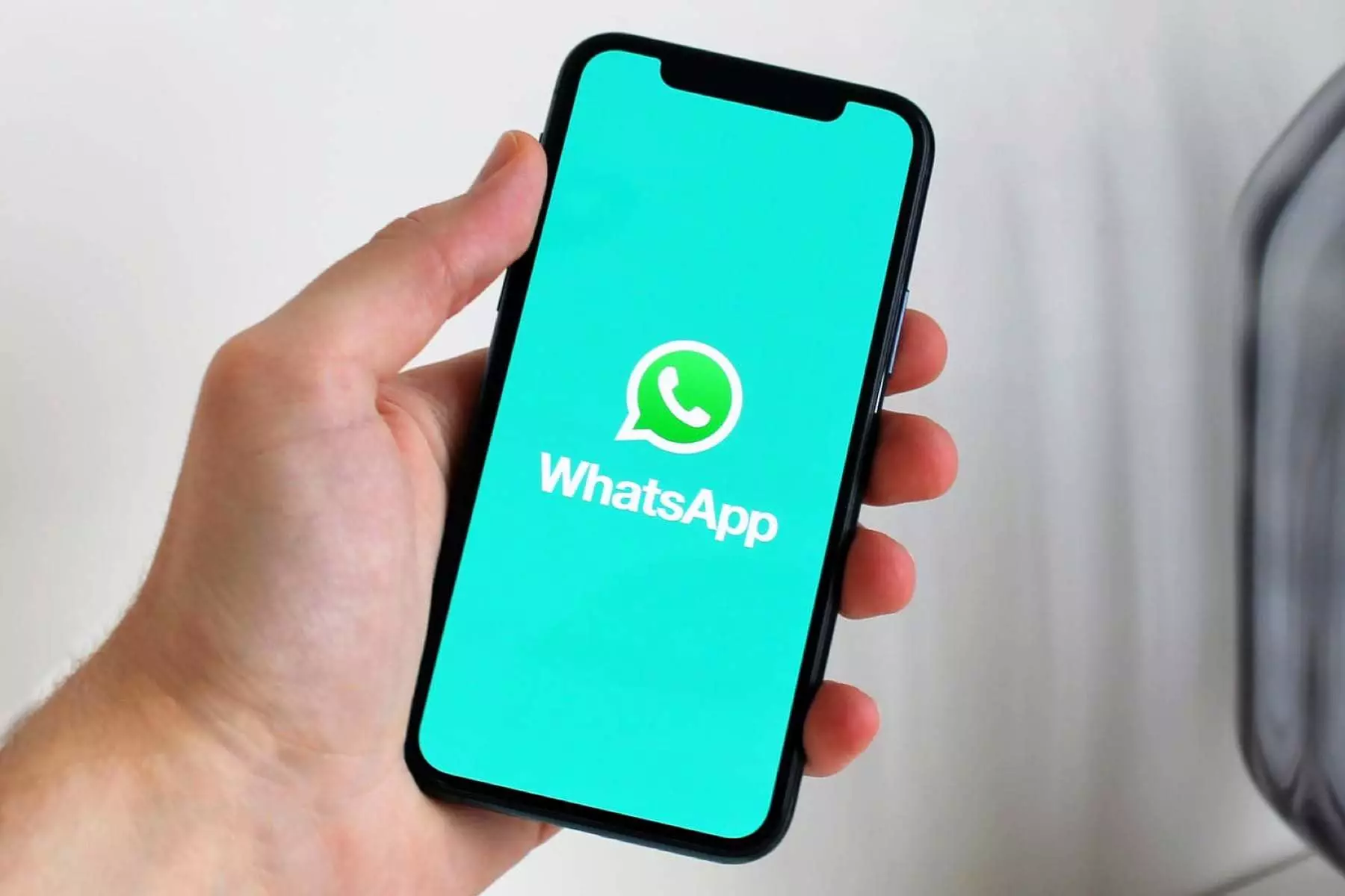 Ceadaíonn WhatsApp comhfhreagras a aistriú idir Android agus iPhone
