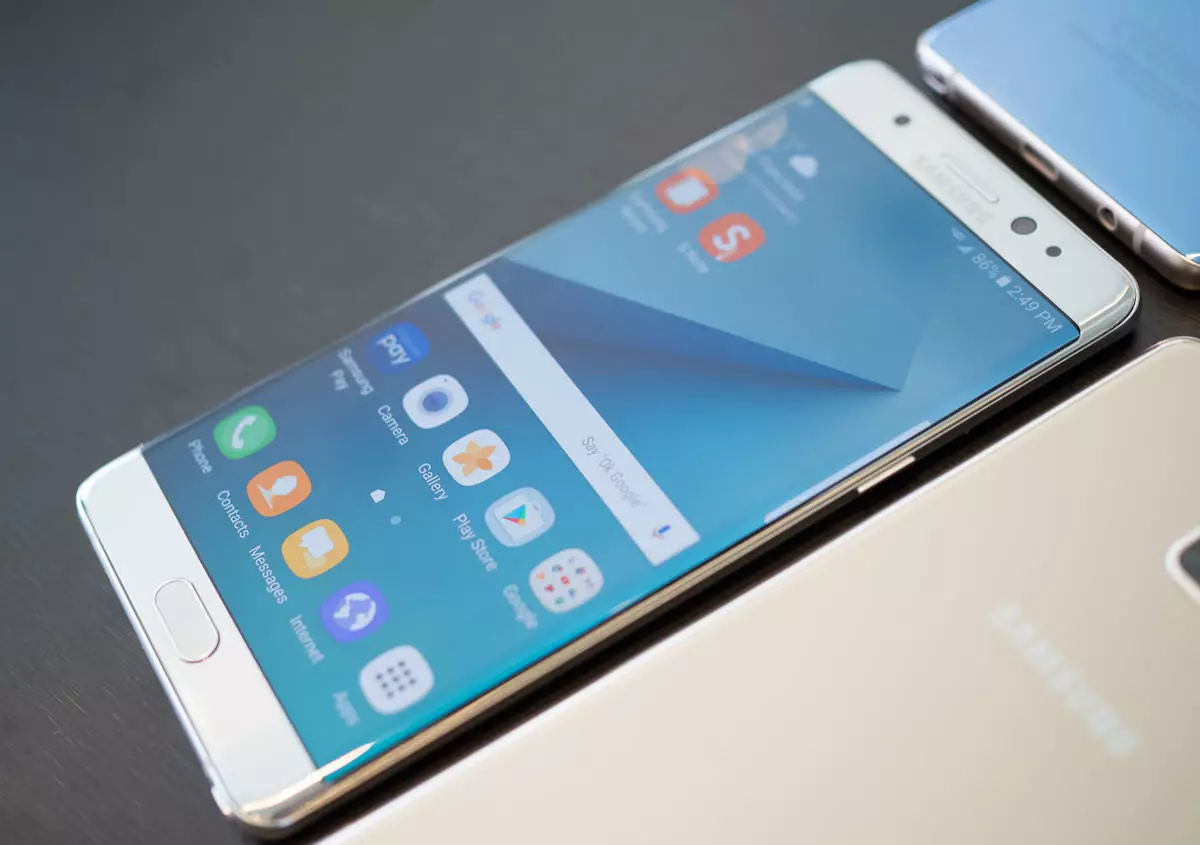 Samsung Galaxy Nóta 7 Apple iPhone 6S Plus Athbhreithniú 6