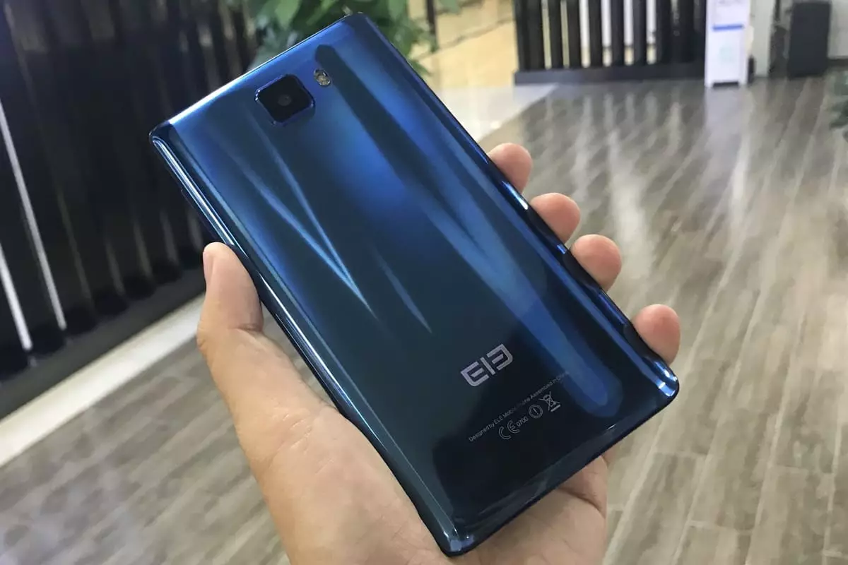 Memeriksa elephone s8 kelihatan dalam video baru yang sangat menarik 4093_1