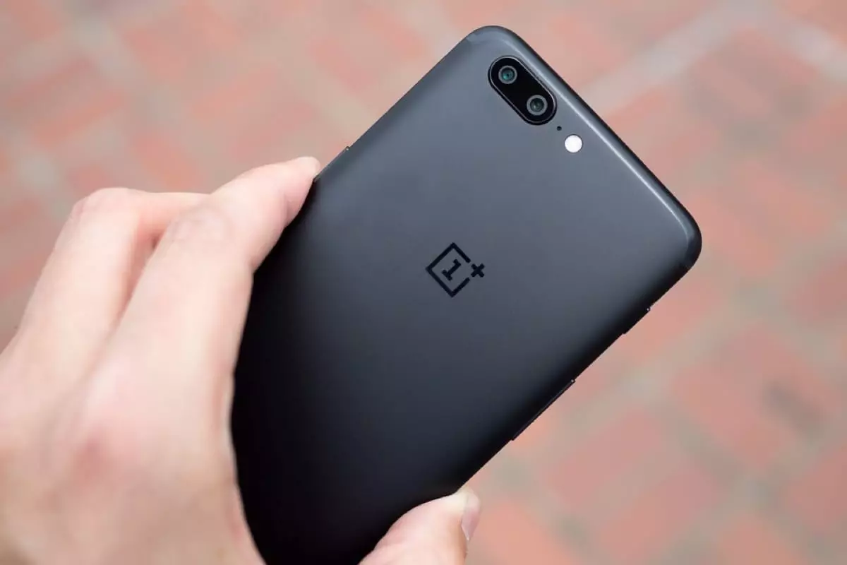 Annuncio ONEPLUS 5 - Il più atteso "killer" Galaxy S8 e iPhone 8