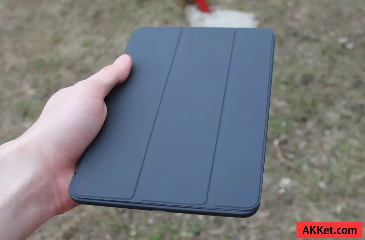 Apple Smart Cover iPad Mini 4 Review Charcoal Grey 5