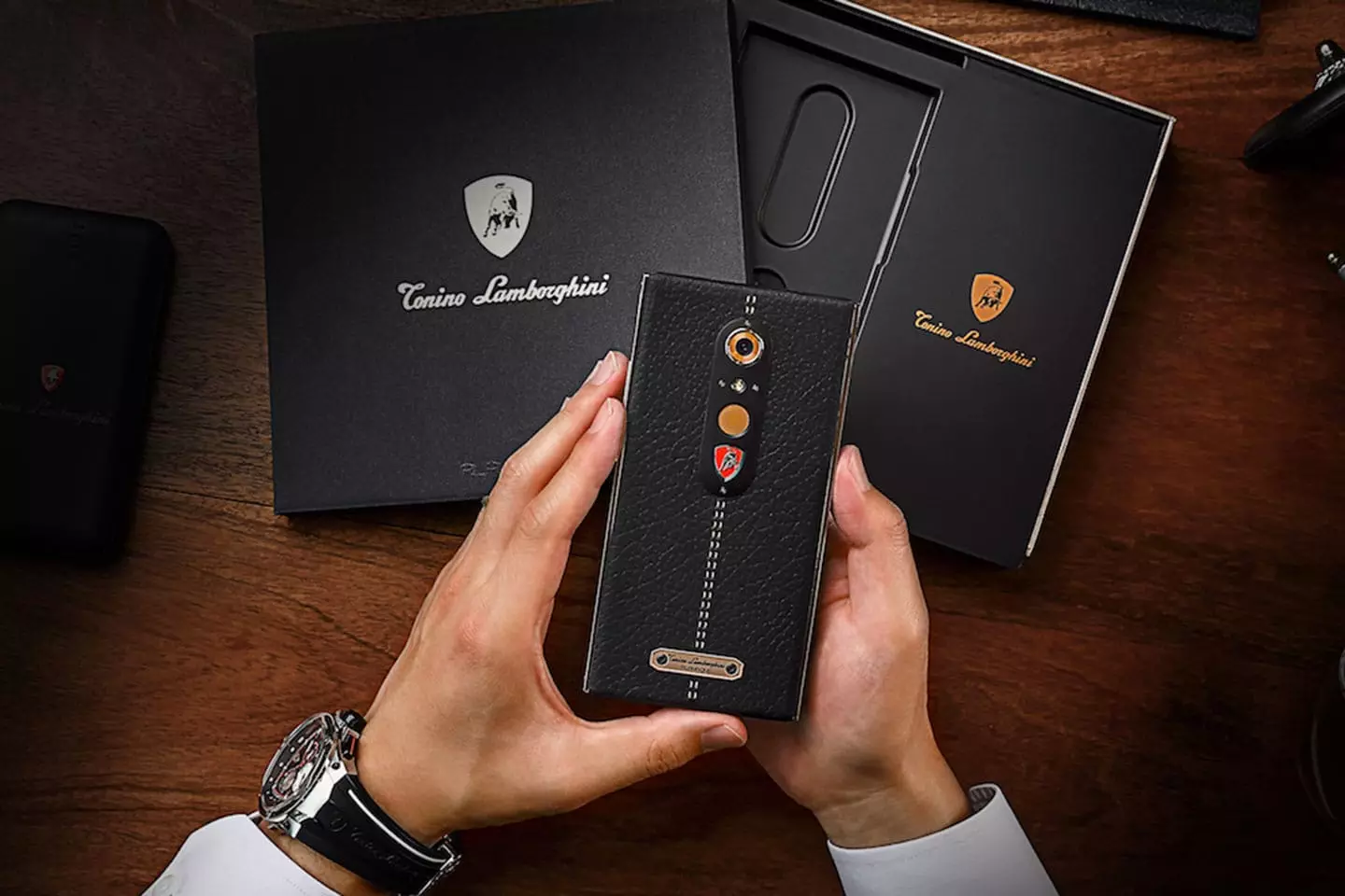 Lamborghini markaren azpian luxuzko smartphone berria du. 4138_1