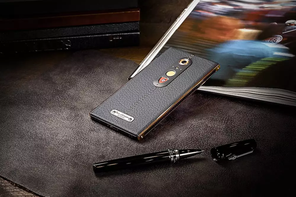 Under the Lamborghini brand has a new luxury smartphone. 4138_2