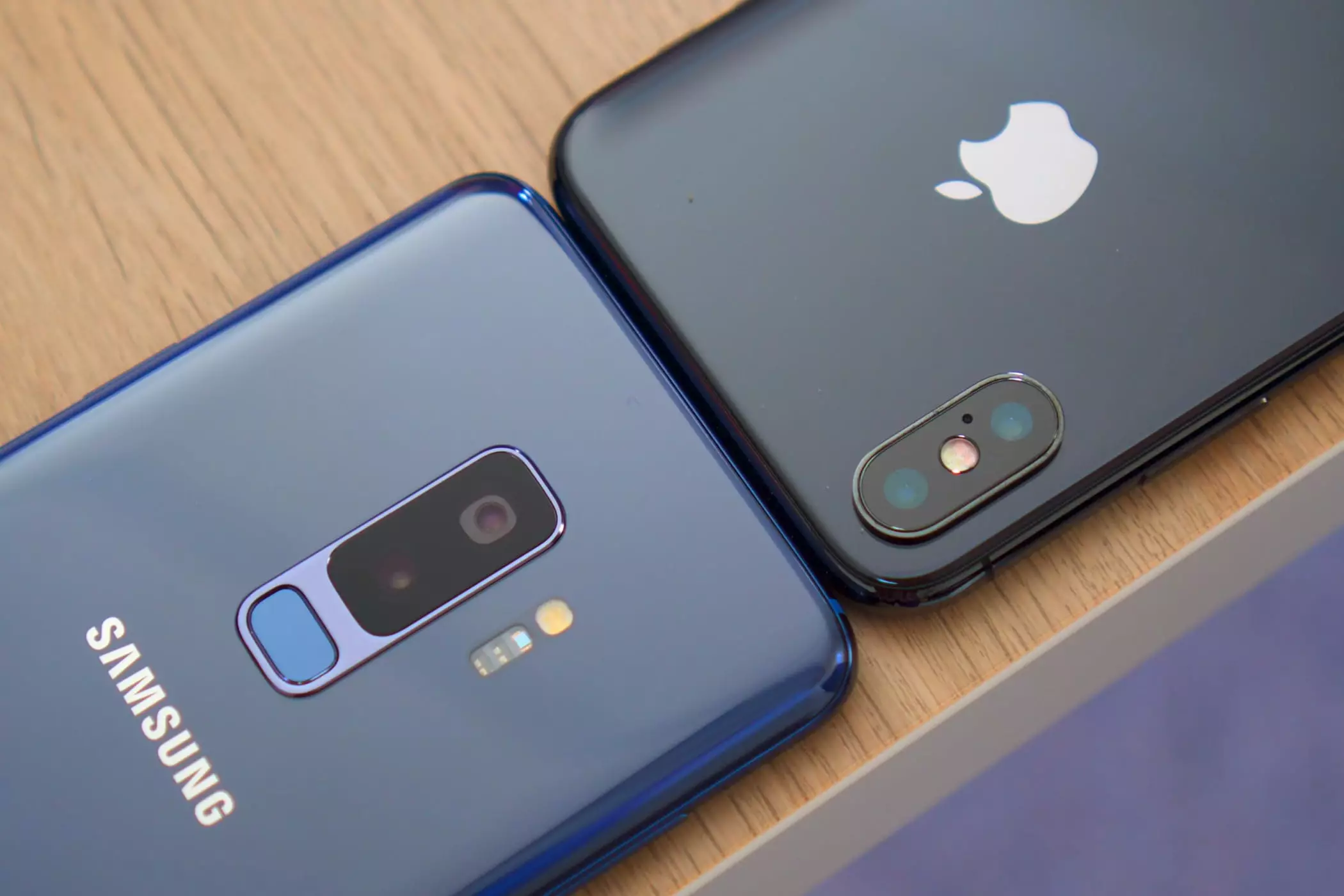 កាមេរ៉ា Samsung Galaxy S9 + និងទូរស័ព្ទ iPhone របស់ក្រុមហ៊ុន Apple បានមកដល់ X និងមិនបានរំពឹងទុកជាមួយការសន្និដ្ឋាន