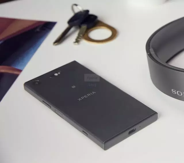 Iifowuni ezingenazo kwikamva: Sony Xperia Xz1 kunye ne-XZ1 compact 4155_2