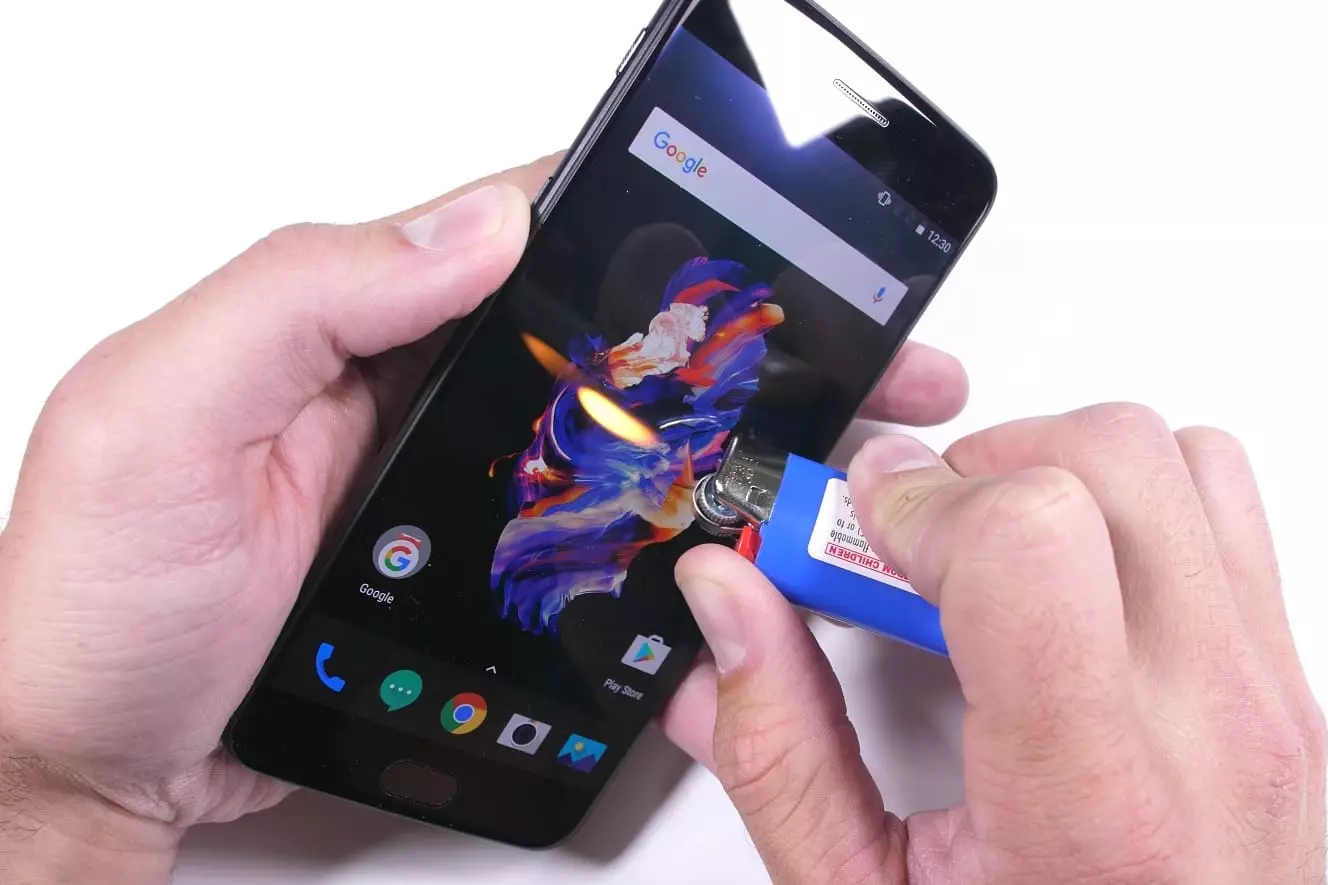 Premye tès aksidan nan mond lan nan drapo a OnePlus 5 - tout move? 4186_3