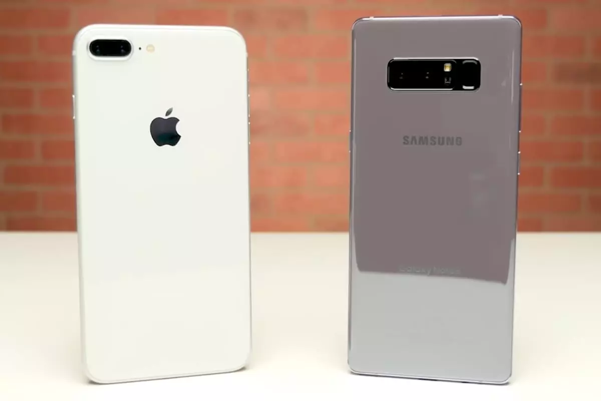 Samsung Galaxy Ethangy 8 "шикаста" iPhone 8 Plus бо суръат