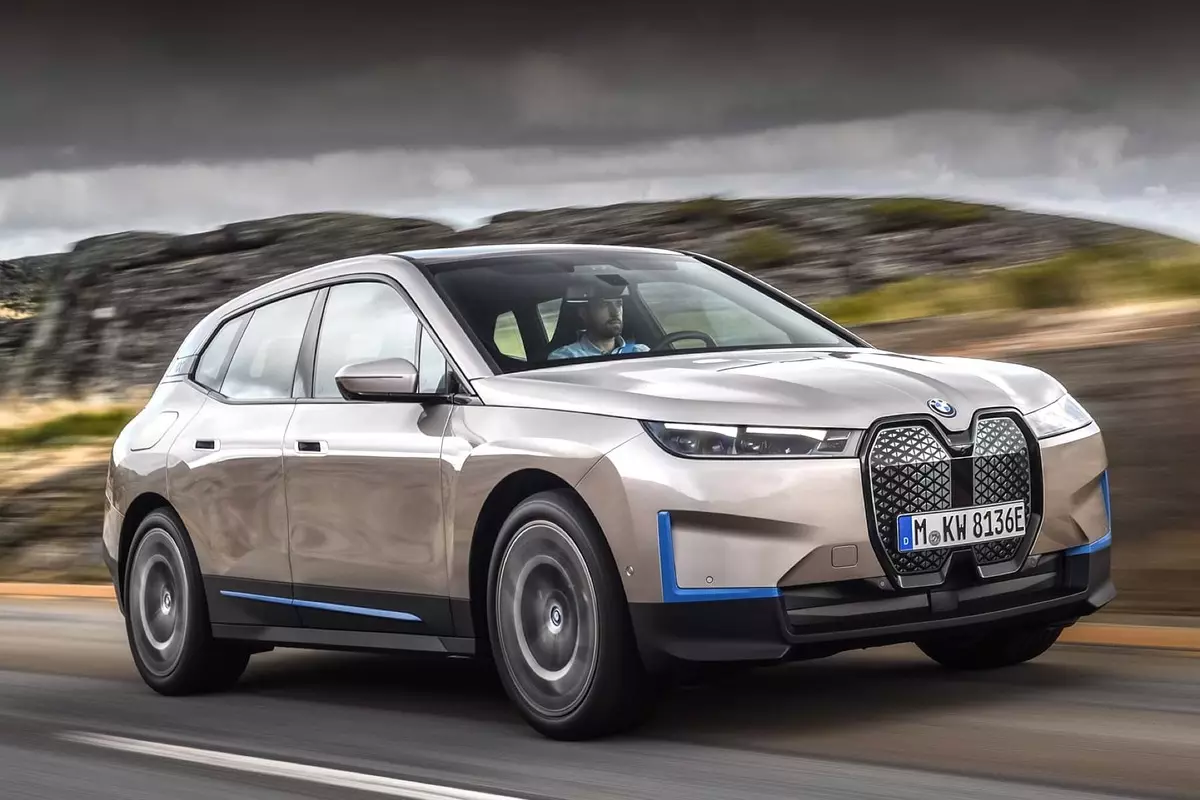 BMW IX - elektriskais crossover ar overclocking līdz 100 km / h 5 sekundēs