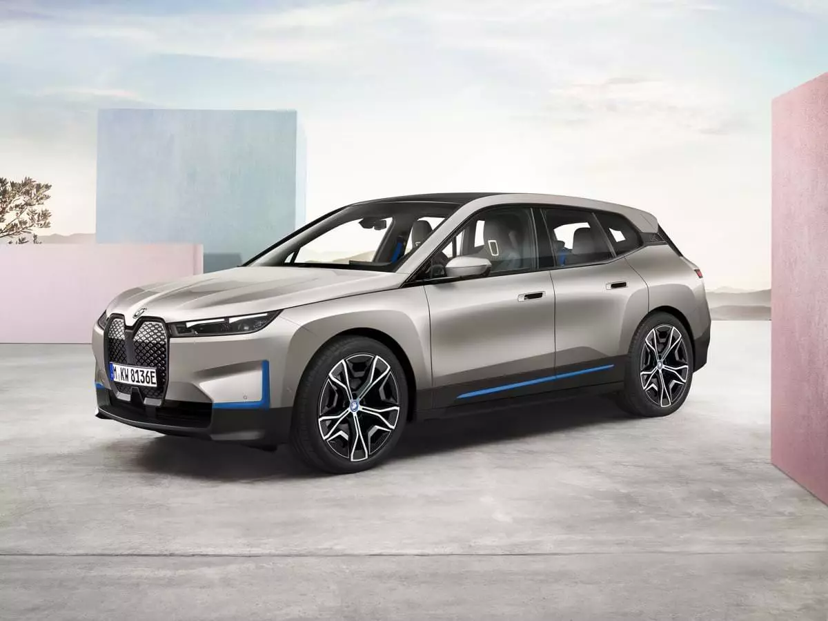 BMW IX - elektra interkruciĝo kun overclocking ĝis 100 km / h en 5 sekundoj 42936_16