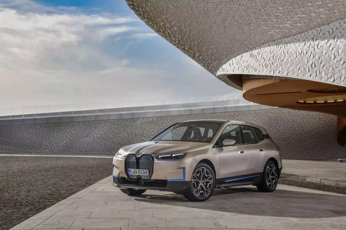 BMW IX - Elektrisk crossover med overklokking opptil 100 km / t på 5 sekunder 42936_2