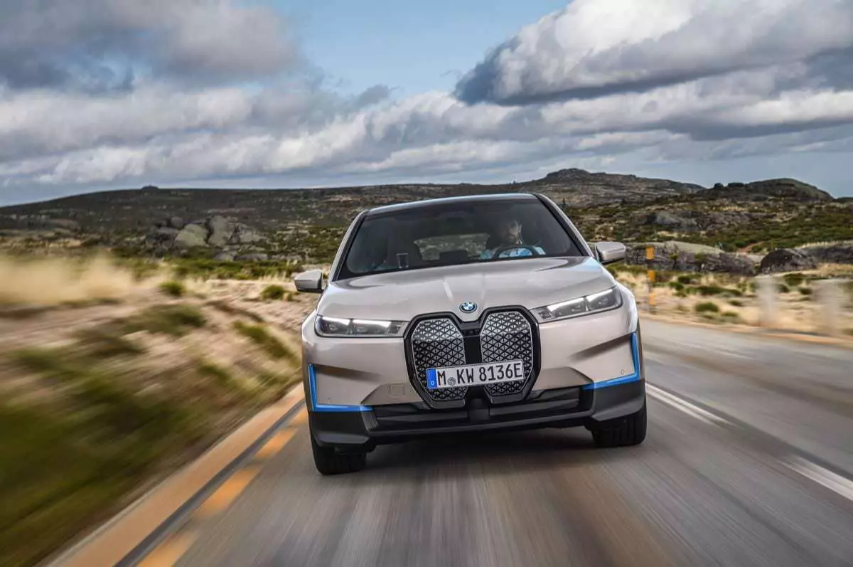 BMW IX - Elektrisk crossover med overklokking opptil 100 km / t på 5 sekunder 42936_8