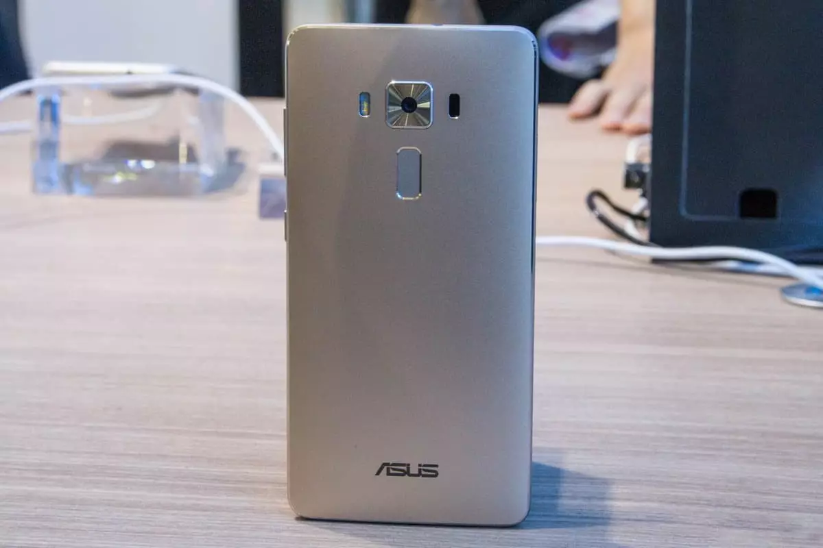 Presentasi smartphone zenfone 3 laser dan zenfone 3 maks