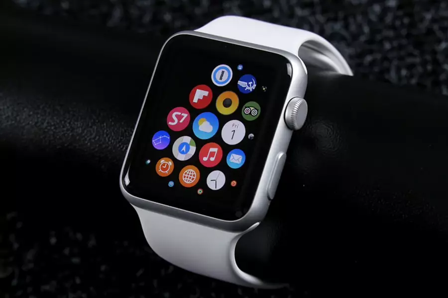 Tim Cook Apple Watch pərakəndə mağazalarında tarixi başlamaq başlamaq deyilən