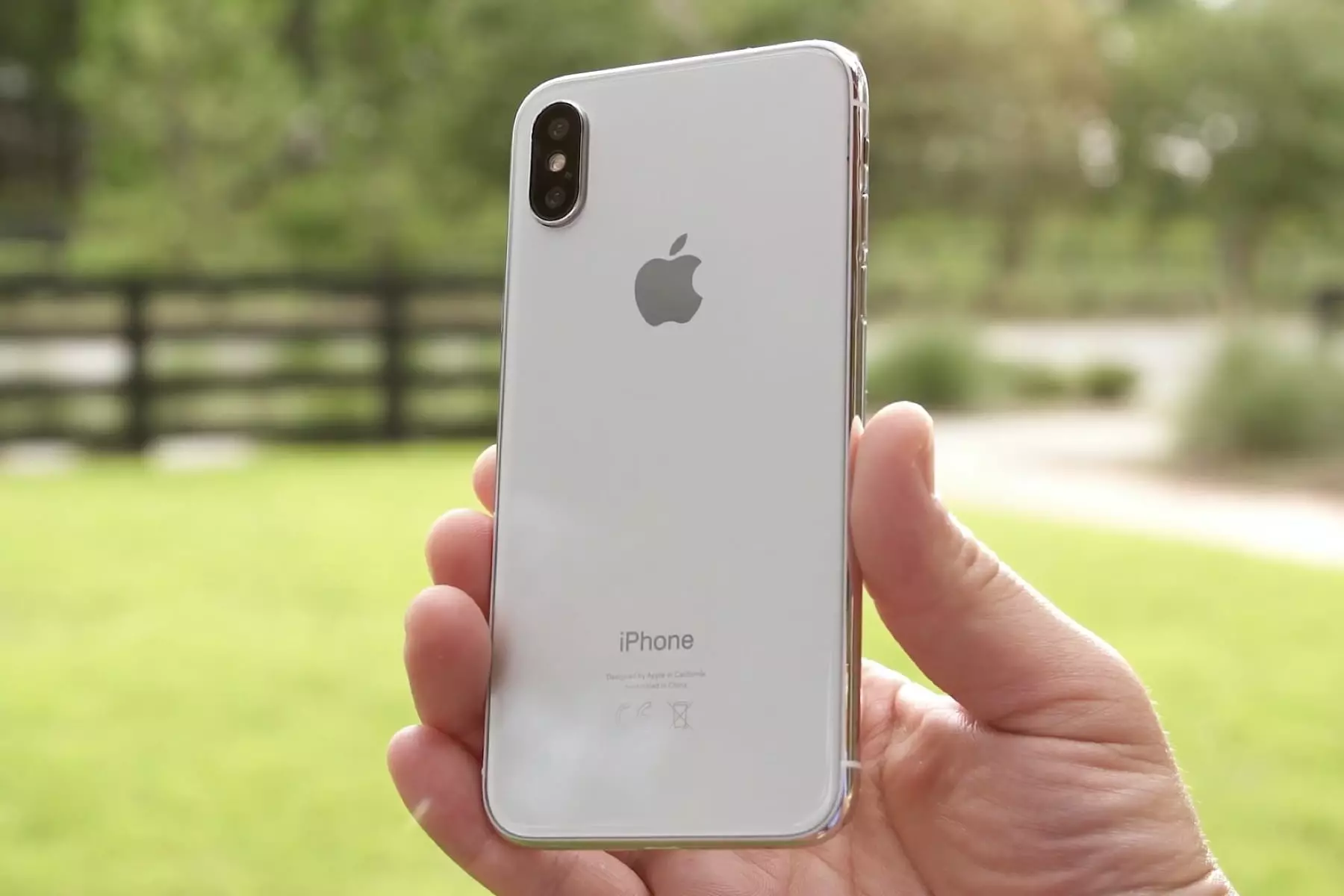 Apple vă invită la o prezentare iPhone 8 - Anunțul anului