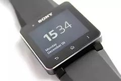 Smart Watch Sony Smartywatch 3 ricevos transreflektivan ekranon kaj sendratan ŝarĝon