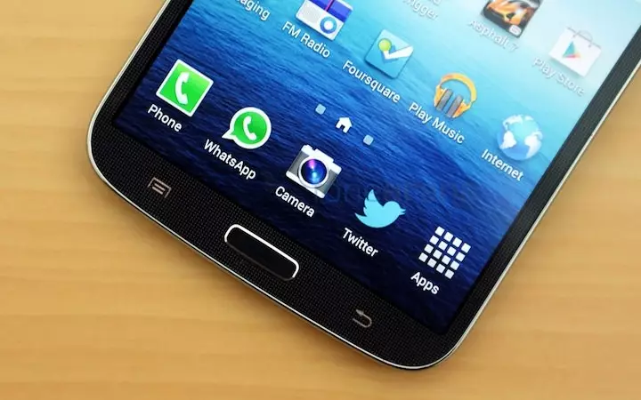 Samsung SmartPhons Galaxy J жаңы башкаруучусун сунуштайт