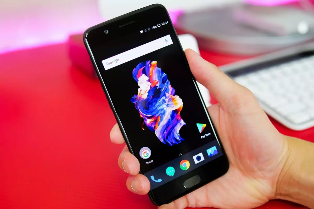 Musa ukuthenga i-OnePlus 5 Manje - Isizathu esikhona esikhona