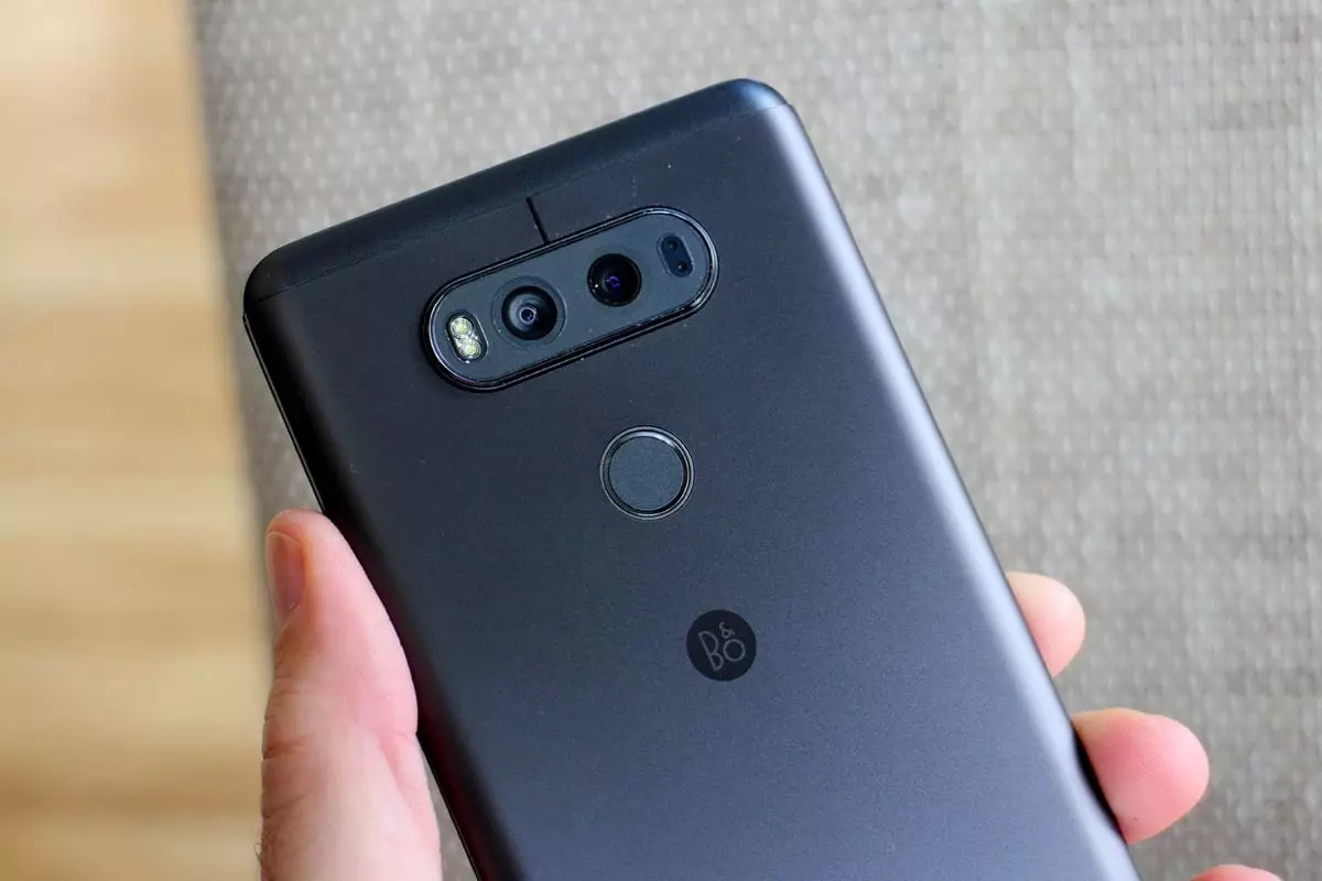 LG V30 နှင့်ပတ်သက်သည့်အသေးစိတ်အချက်အလက်များအားလုံးသည် "လူသတ်သမား" iPhone 8 နှင့် Galaxy S8