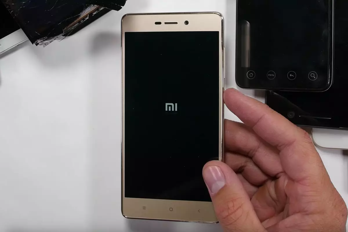 Xiaomi Redmi 3 Pro праверылі на трываласць і выгіб корпуса