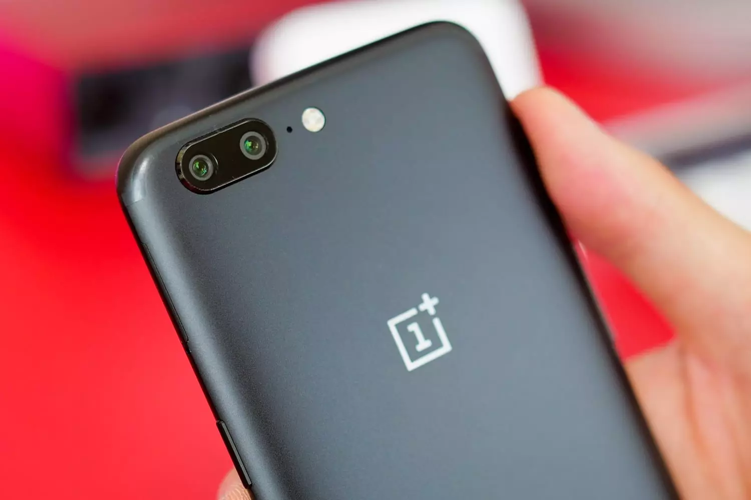 OnePlus 5 චීනයට වඩා ලාභදායී රුසියාවේ රුසියාවේ විකුණයි