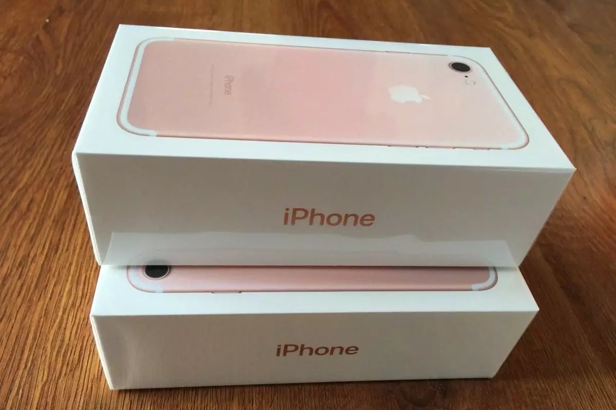 A tenda en liña rusa ofrece "mercar" iPhone 7 e iPhone 7 máis por 30 000 rublos