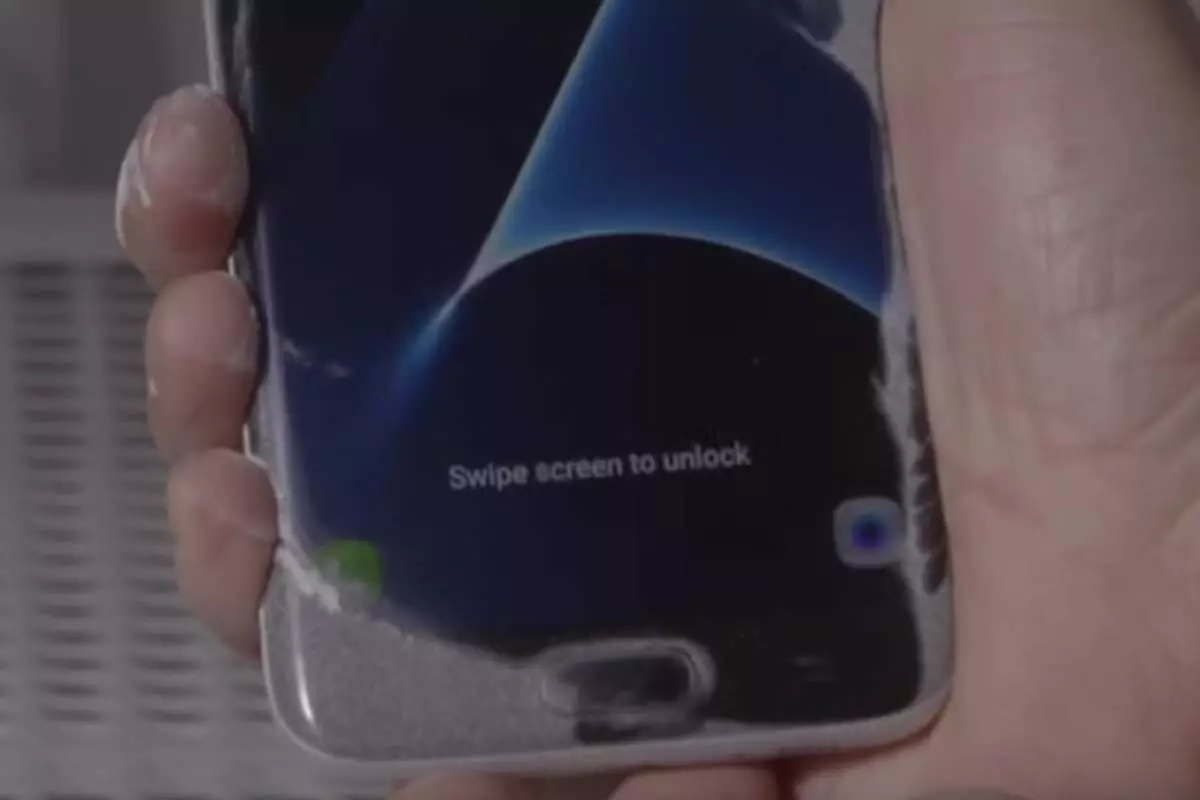 "Samsung" parodė "Galaxy S7" ir "S7 Edge" bandymų procesą, kad įeitumėte į drėgmę ir dulkes