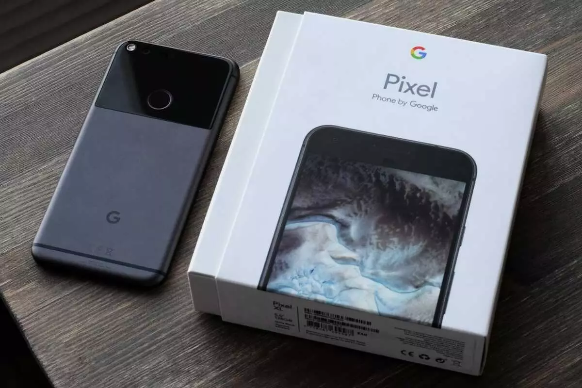 Rus mağazaları, Google Pixel ve Pixel XL'in kalanlarını satmaya başladı. 4832_2