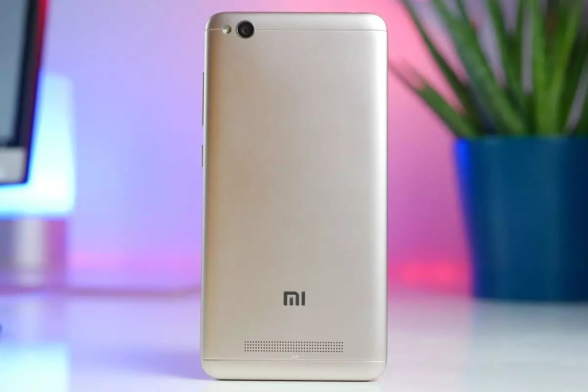 Phatlalatso Xiaomi redmi 5a - stylish litekanyetso tsa moralo oa stylish ho Miui 9