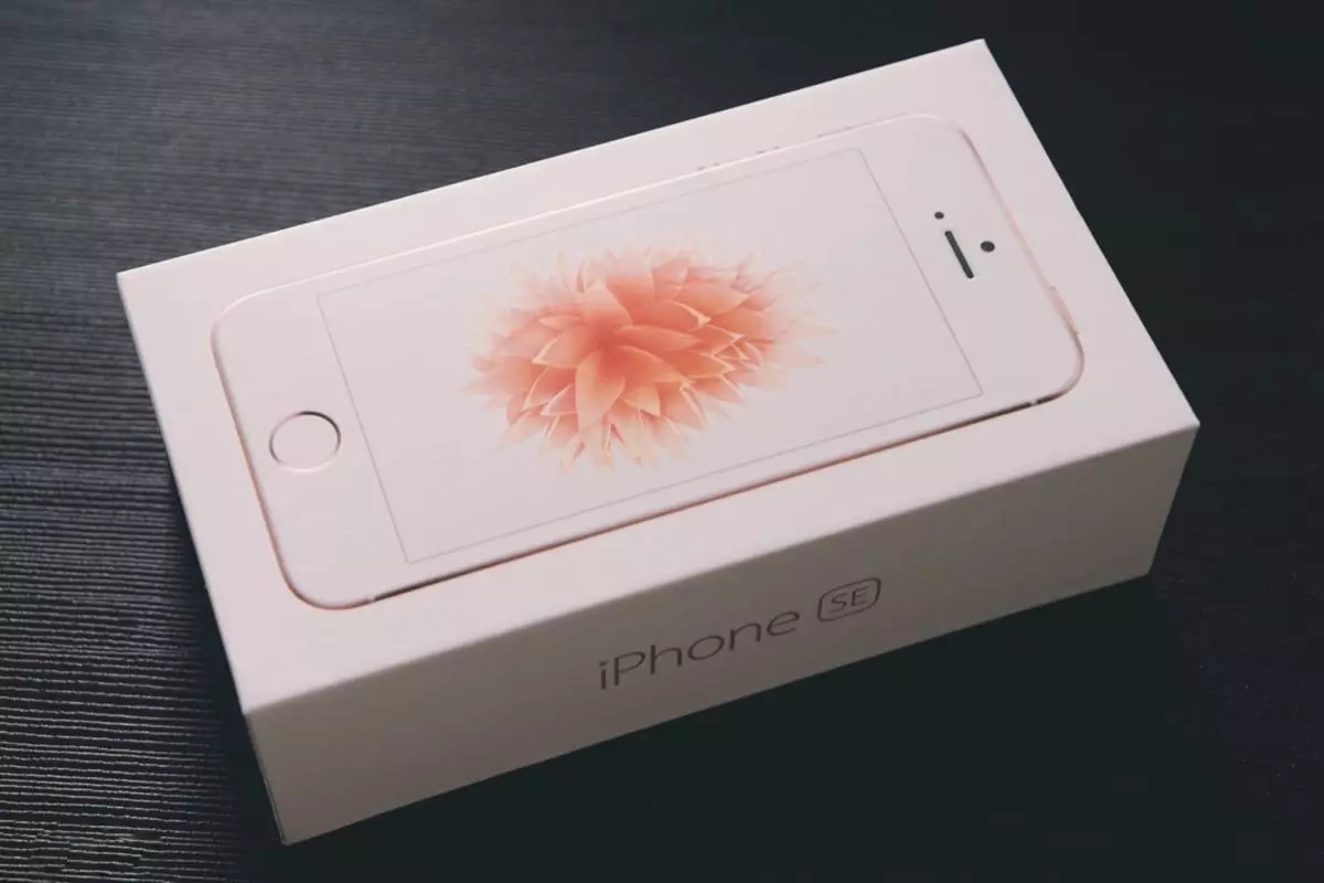 ¡Sucedió! En Rusia, los precios se colapsaron en el iPhone SE: una venta compacta insignia para un centavo