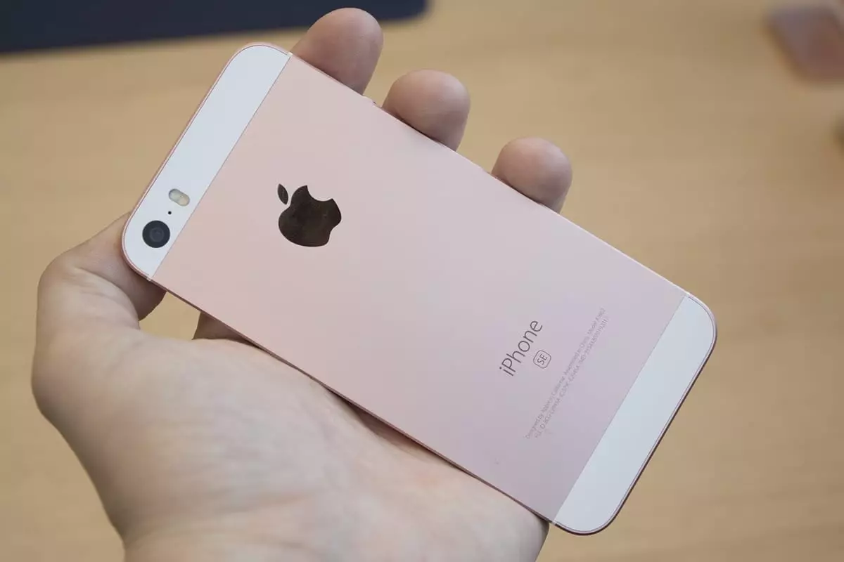 It happened! In Russia, prices were collapsed on iPhone SE - a compact flagship sell for a penny 4894_1