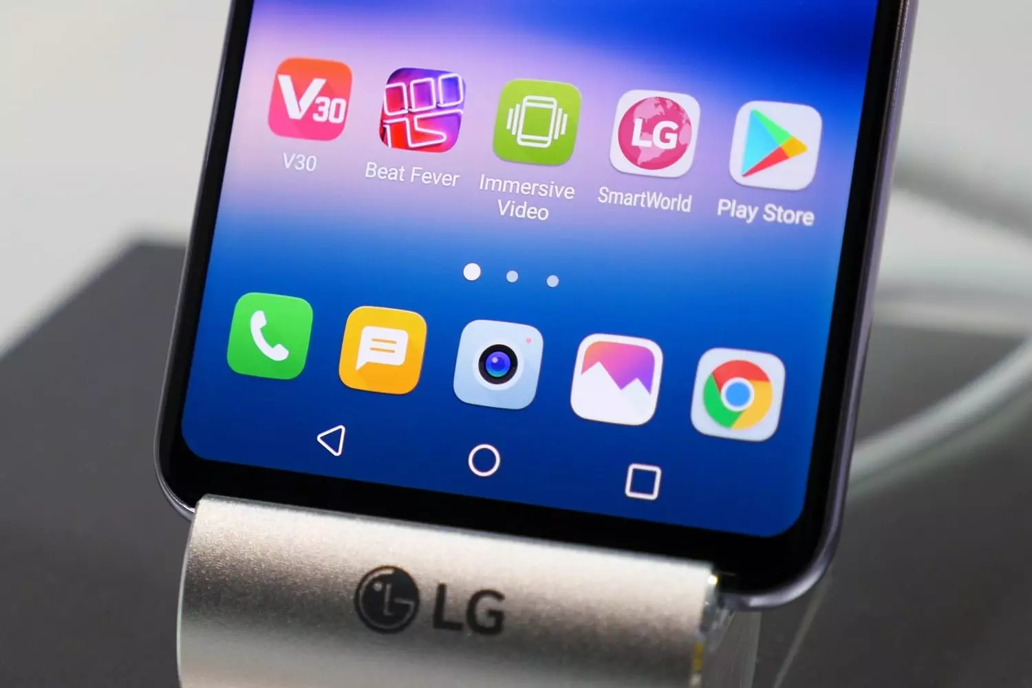 เรือธง LG V30 + ผู้ซื้อแรงกระแทกที่มีราคาสูงในรัสเซีย