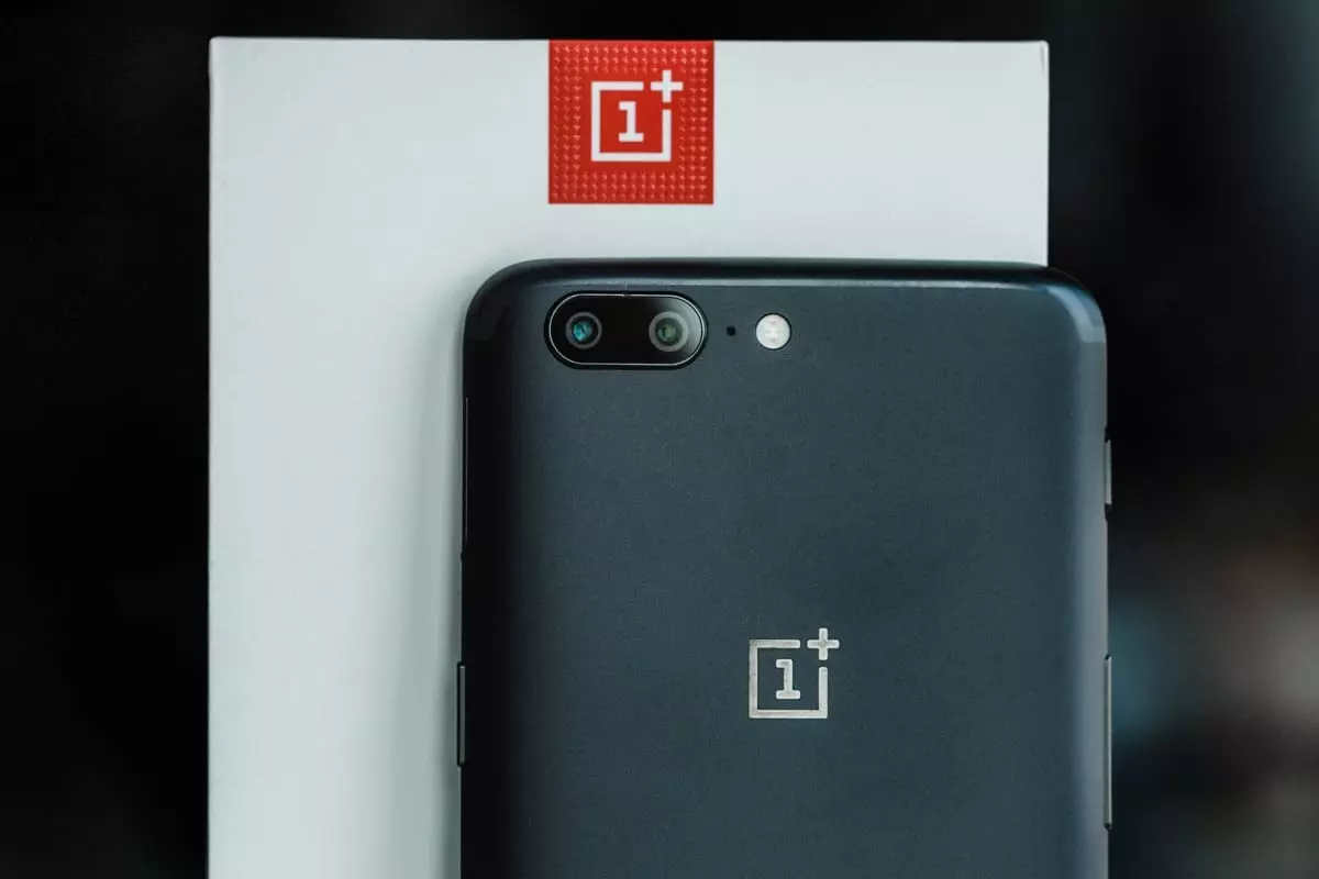 Flagship OnePlus 5, Chief "Killer" Galaxy S8 en iPhone 8, ging te koop