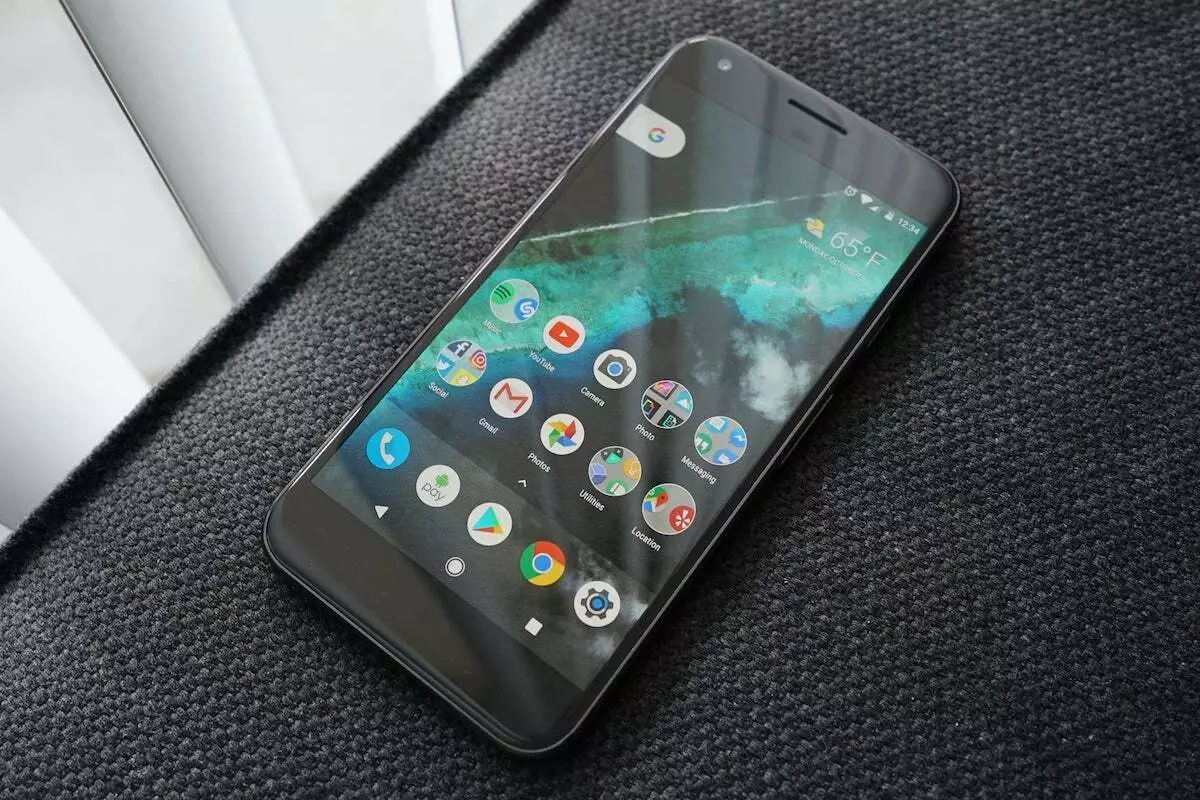 Google ap travay sou yon pixel 2b bidjè smartphone ki baze sou android 8.0