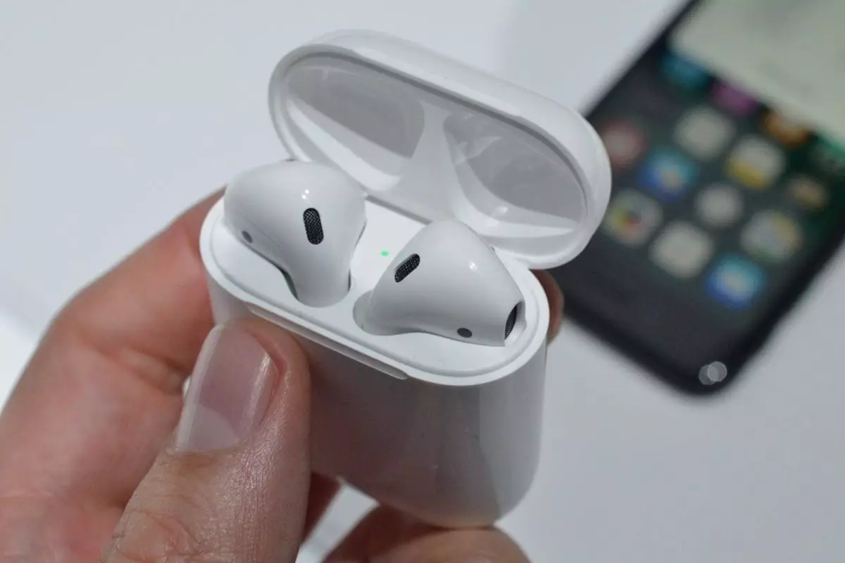 Apple posposta l-bidu tal-bejgħ ta 'airpods headphones mingħajr fili minħabba difetti