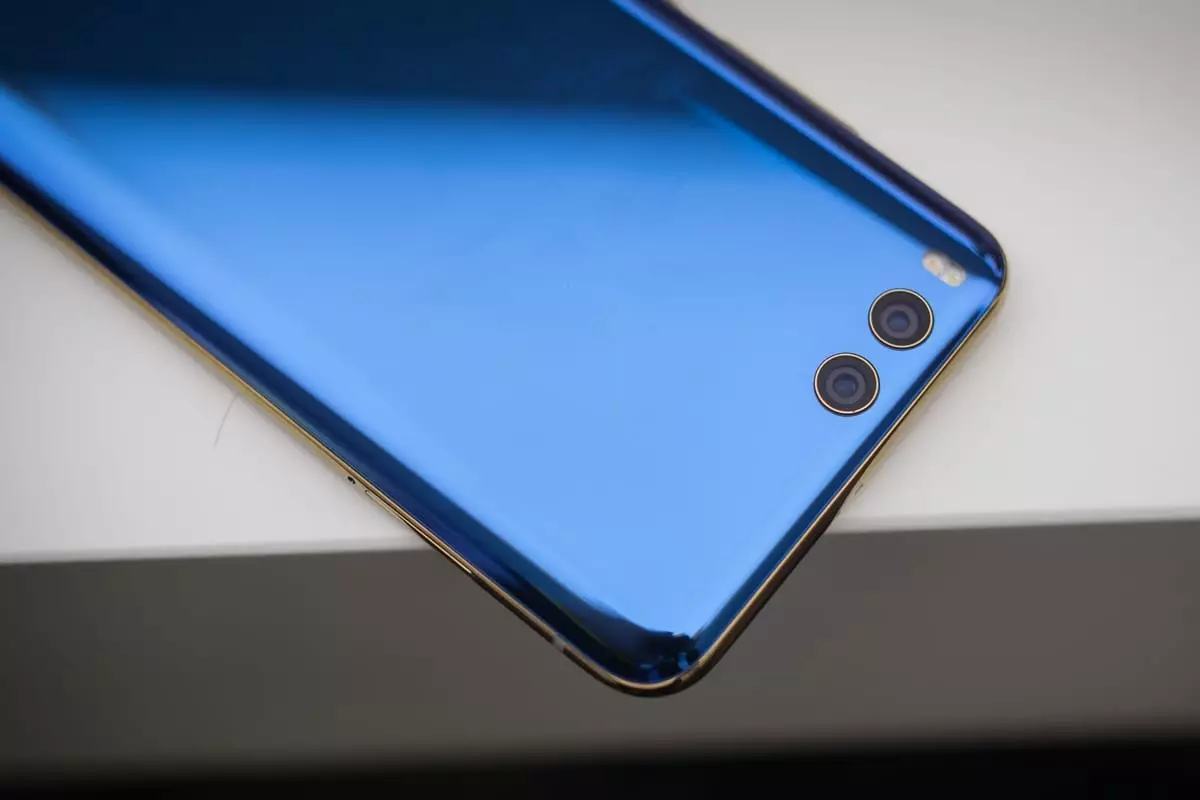 Tháinig suaitheantas Xiaomi MI6 tar éis titim i bpraghas sa Rúis