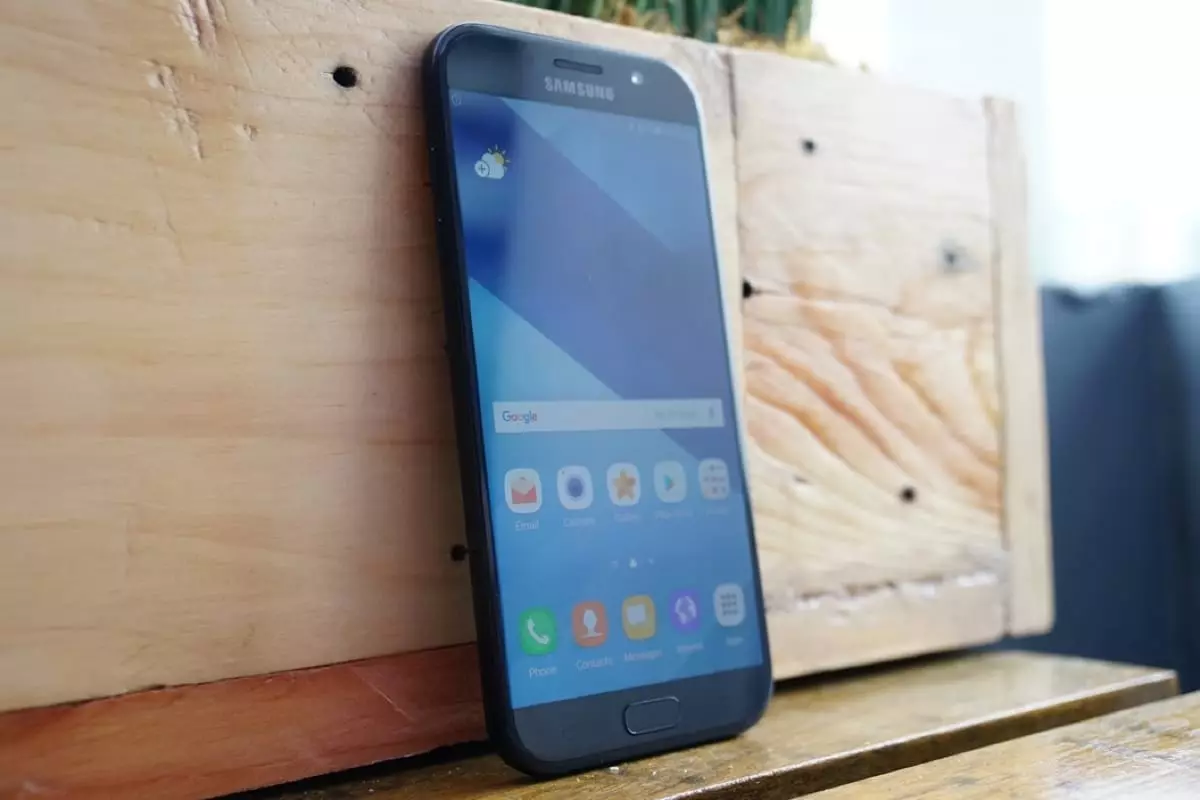 El precio de Samsung Galaxy A7 (2017) en Rusia se derrumbó a una marca extremadamente baja 5136_1