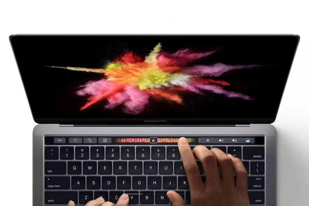 Ny fanovana MacBook Pro MacBook dia miaraka amin'ny fampisehoana Ooled dia handany 113,000 rubles