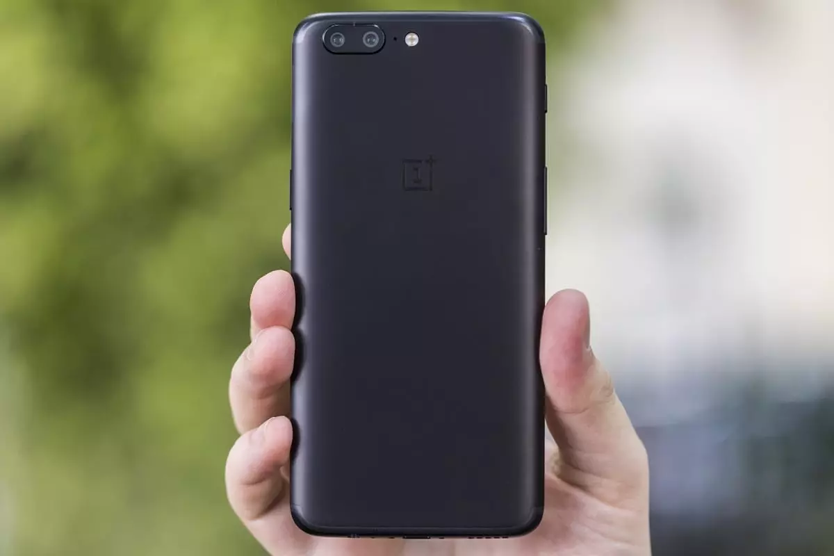 બધા માલિકો OnePlus 5 નવા કાર્યને કારણે એક મોટી નિરાશા છે. 5172_1