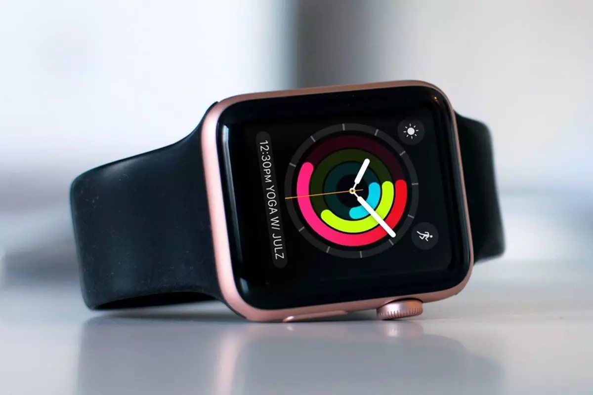 כיצד לקנות חדש Apple Watch סדרה 1 ולשמור יותר מ 7,500 רובל