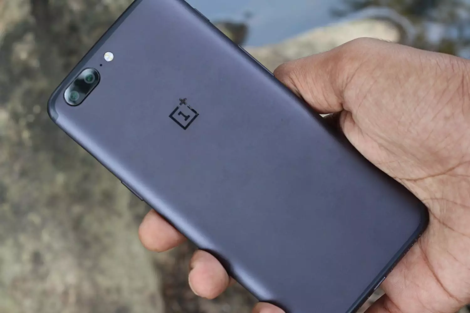 I-OnePlus 5 ithole ukwesekwa kwesithwebuli somuntu obona ubuso be-split okwesibili