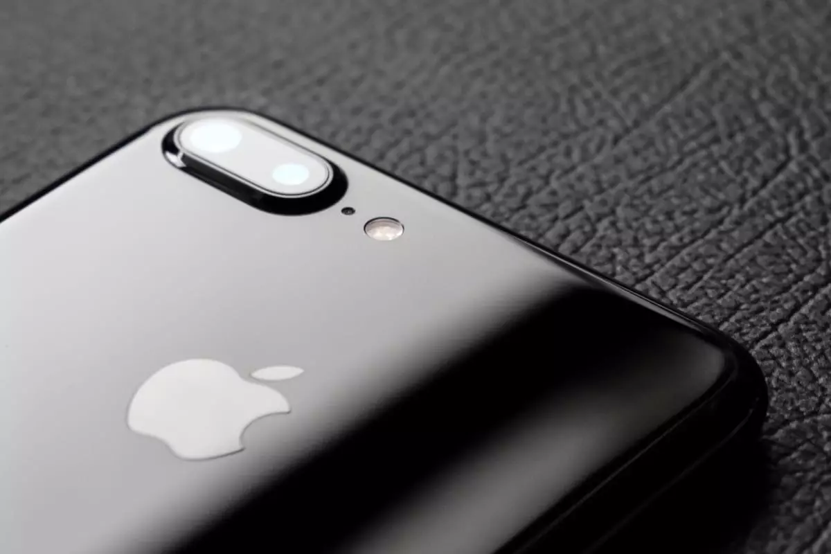 Уладальнікі iPhone 7 у колеры Jet Black сутыкнуліся з новай праблемай