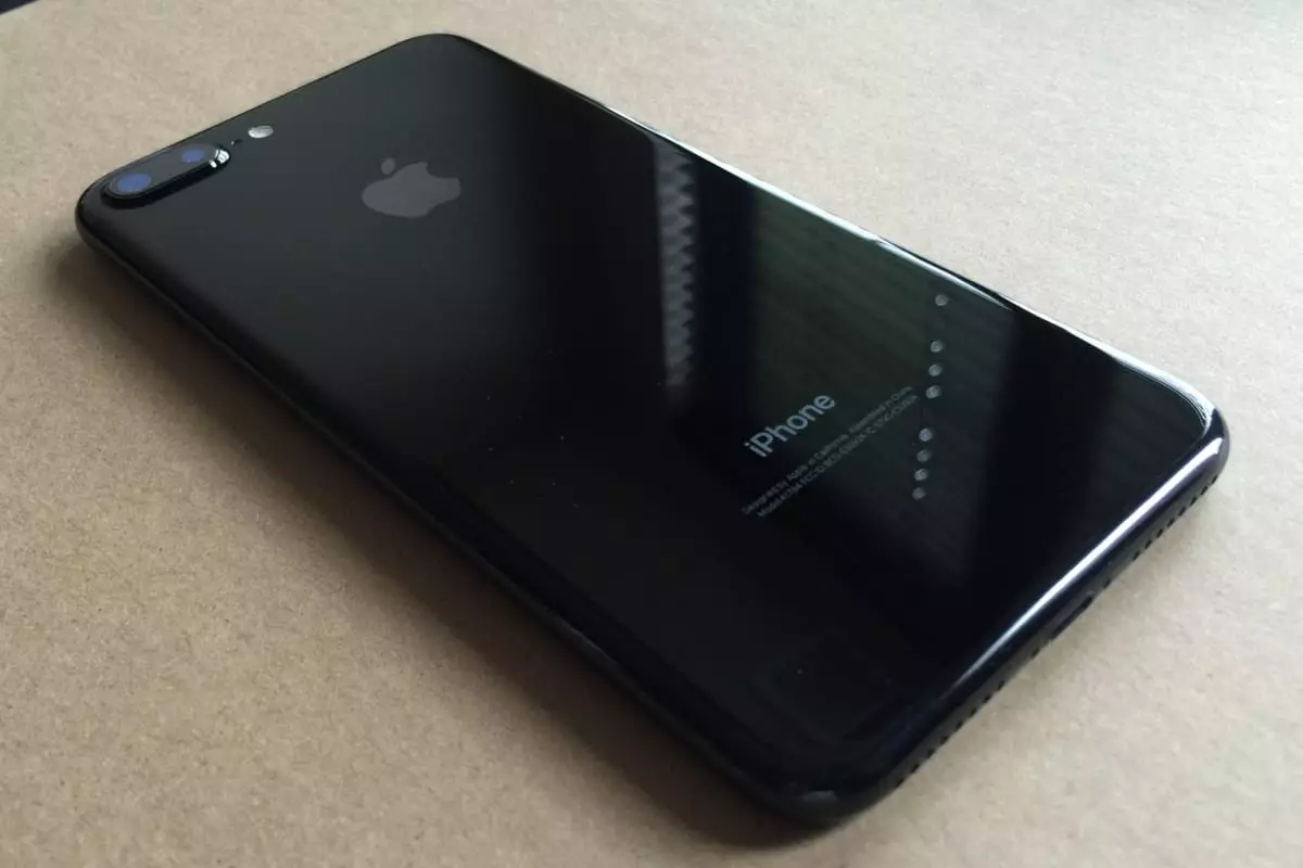 Pamilik iPhone 7 di Warna Jet Hideung collided kalayan masalah anyar 5345_1