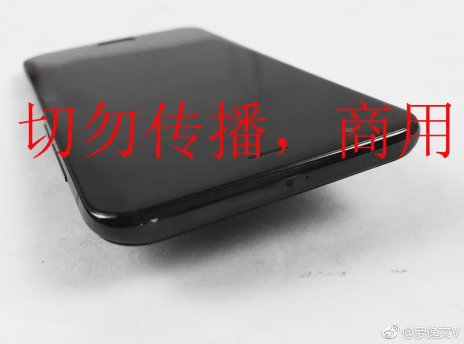 تصویر میں جیٹ سیاہ کے رنگ میں ہیڈ فون جیک کے بغیر Xiaomi Mi 6 5421_2