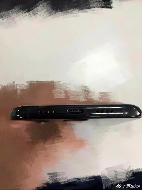 تصویر میں جیٹ سیاہ کے رنگ میں ہیڈ فون جیک کے بغیر Xiaomi Mi 6 5421_4