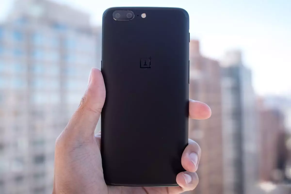 OnePlus 5-ek desabantaila kritikoa dauka, banderaren kopia guztietan dagoena 5512_2