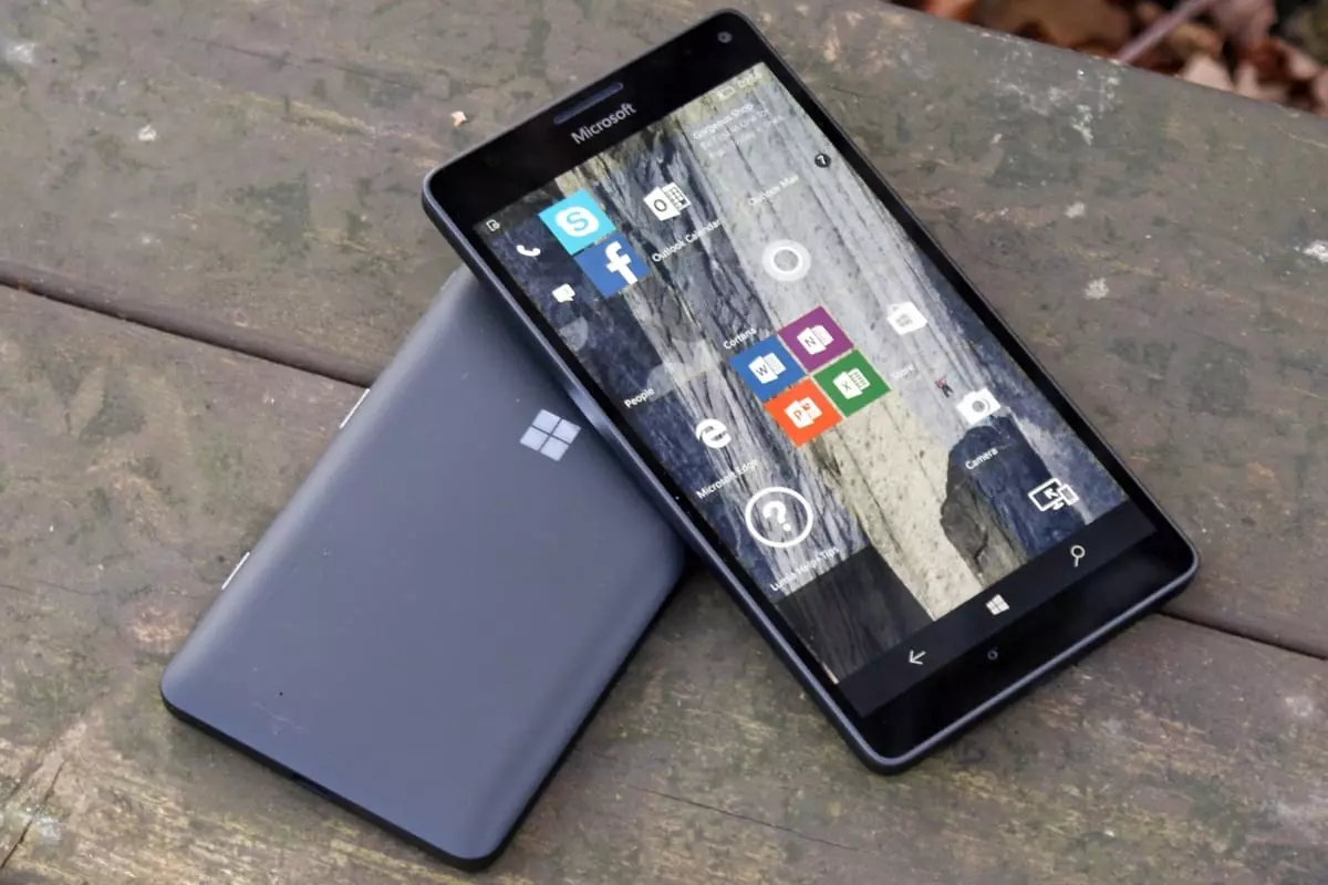 Microsoft nanambara ny lisitr'ireo smartphones izay hahazo ny fanavaozana ny mpamorona Windows 10 5696_1