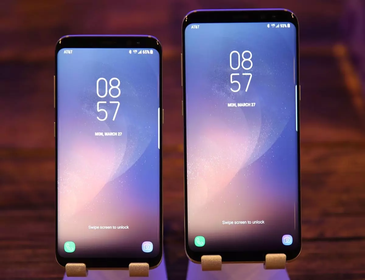 Samsung Galaxy S8 mini - ochilgan egiluvchan ekran bilan 