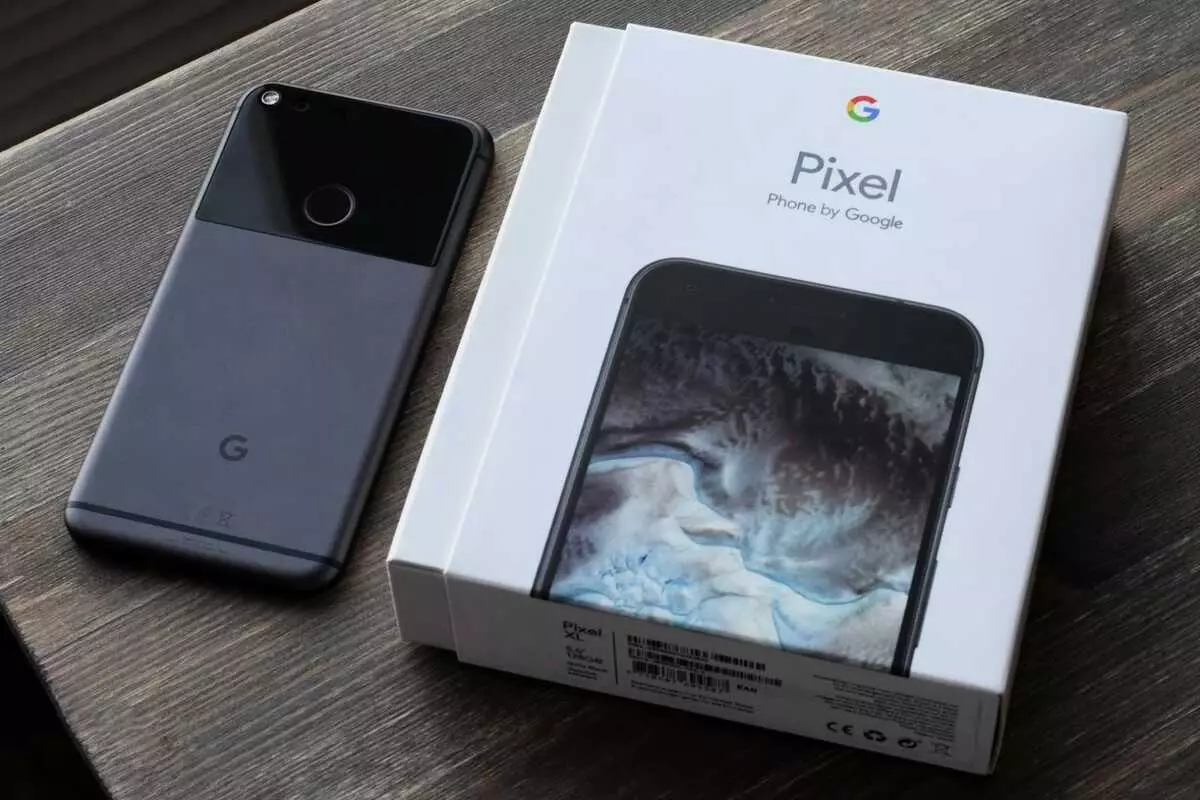 የ Google Pixel 2: በ Android 8.1 Oreo ላይ ታዋቂ እንስሳ ያለው ትክክለኛ የቴክኒክ ባህሪያት 5794_2
